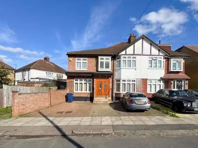 4 bedroom semi detached house for rent in Alders Road, Edgware.