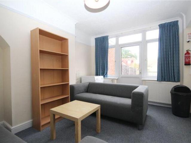 4 bedroom semi detached house for rent in Aldershot Road, Guildford, Surrey, GU2