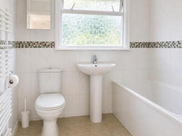 4 bedroom semi detached house for rent in Ashdown Road, Hillingdon, UB10