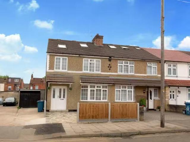 4 bedroom semi detached house for rent in Avondale Road, Harro.