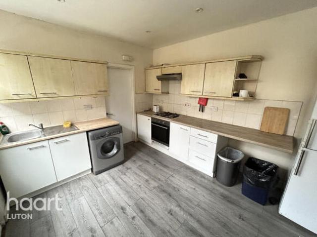 4 bedroom semi detached house for rent in Avondale Road, LUTON, LU1