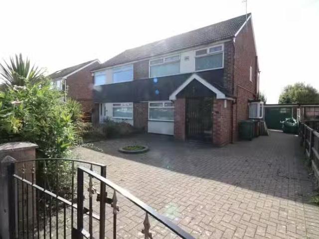 4 bedroom semi detached house for rent in Aylesbury Avenue, Pr.
