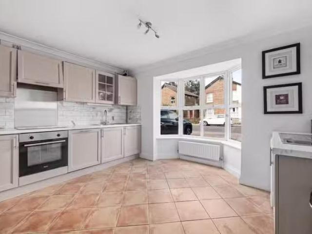 4 bedroom semi detached house for rent in Aylesbury Road, Brom.