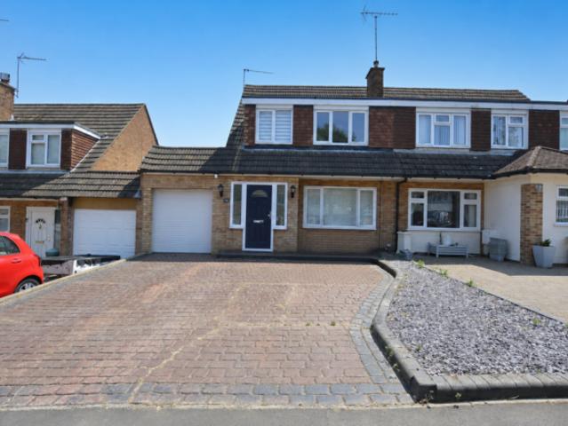 4 bedroom semi detached house for rent in Barn Mead, Doddinghurst, Essex, CM15