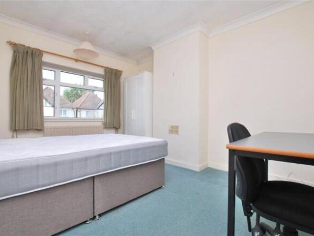 4 bedroom semi detached house for rent in Beckingham Road, Guildford, Surrey, GU2