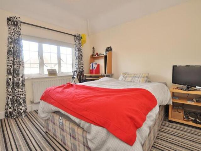4 bedroom semi detached house for rent in Beckingham Road, Guildford, Surrey, GU2