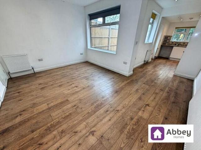 4 bedroom semi detached house for rent in Beech Drive, Leicester, LE3