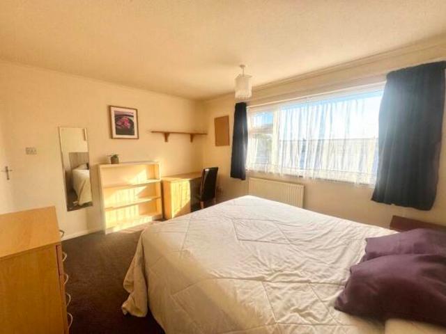 4 bedroom semi detached house for rent in Beecroft Close, Canterbury, CT2