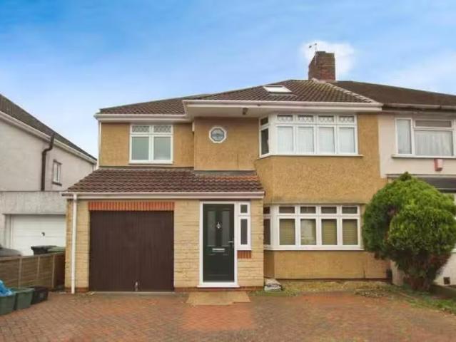 4 bedroom semi detached house for rent in Begbrook Lane Stap.