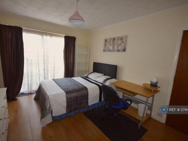4 bedroom semi detached house for rent in Begonia Road, Southampton, SO16