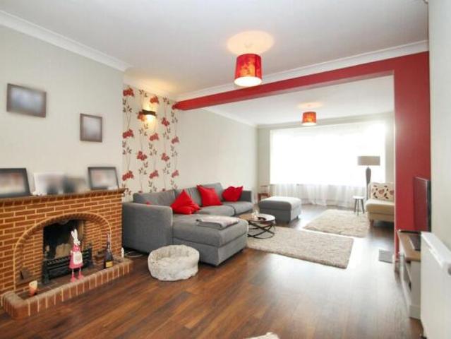 4 bedroom semi detached house for rent in Beresford Drive, Woodford Green, IG8