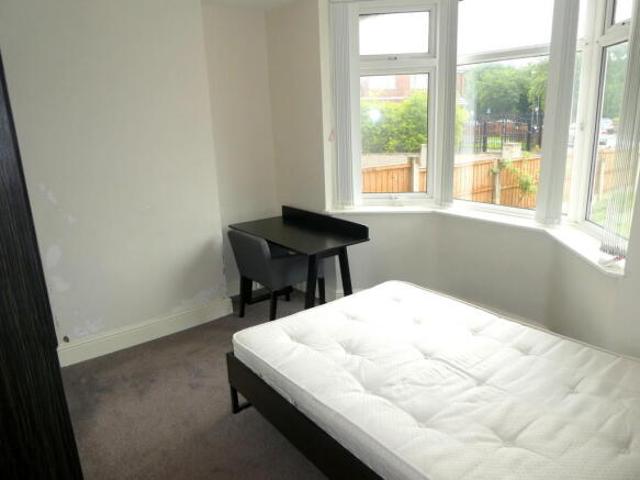4 bedroom semi detached house for rent in Beresford Road, Victoria Park, M13