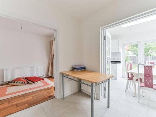 4 bedroom semi detached house for rent in Beverley Gardens, Worcester Park, KT4