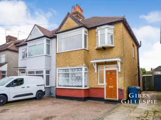 4 bedroom semi detached house for rent in Bishop Ken Road, Har.