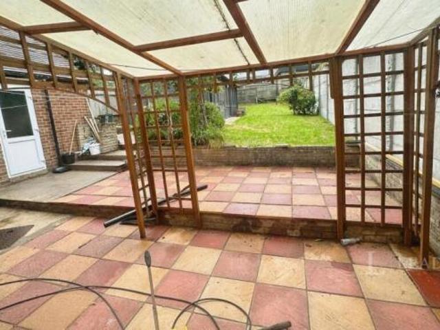 4 bedroom semi detached house for rent in Bloomfield Avenue, Luton, Bedfordshire, LU2