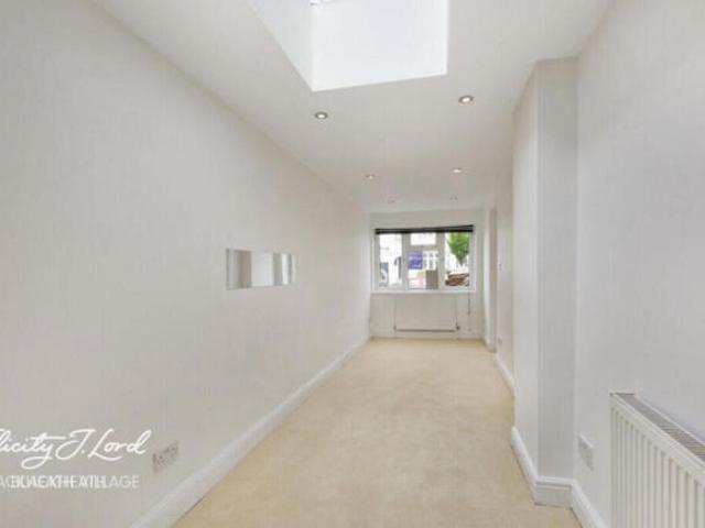 4 bedroom semi detached house for rent in Broad Walk, London, SE3