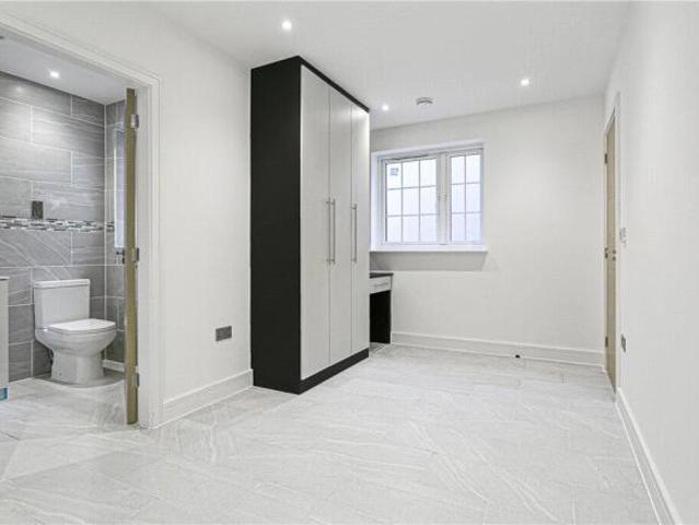 4 bedroom semi detached house for rent in Broad Street, Guildford, Surrey, GU3