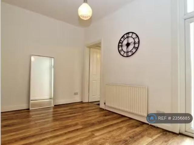 4 bedroom semi detached house for rent in Bromley Gardens, Bro.