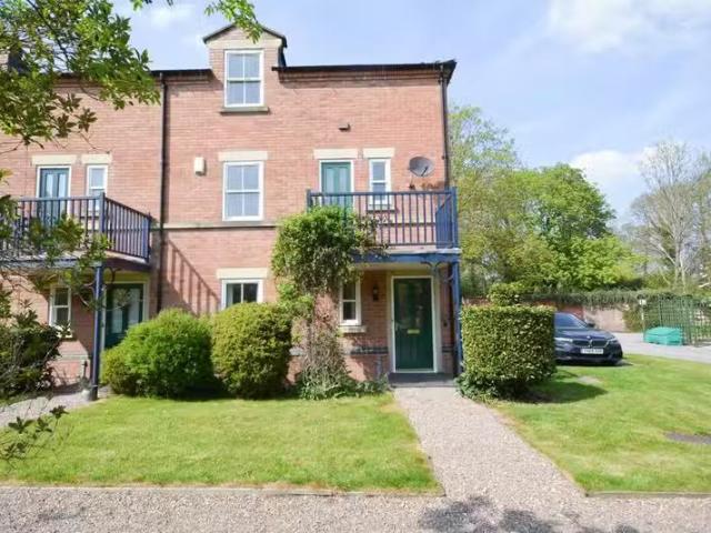 4 bedroom semi detached house for rent in Brook House Mews, Hi.