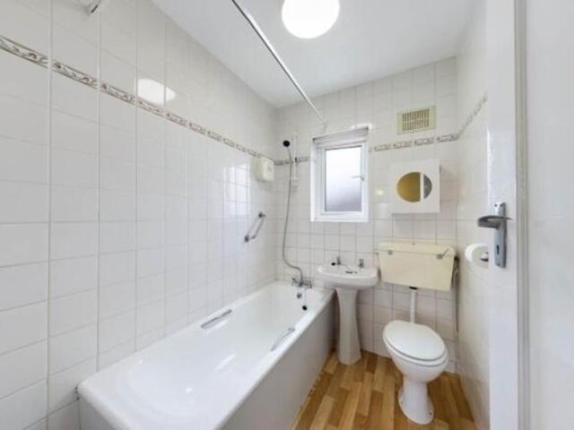 4 bedroom semi detached house for rent in Brook Lane, Bexley, DA5