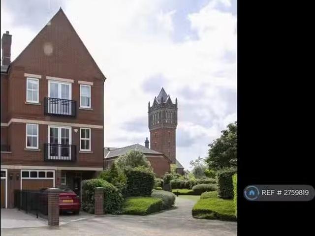 4 bedroom semi detached house for rent in Brandesbury Square.