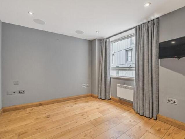 4 bedroom semi detached house for rent in Brewery Square, London, EC1V