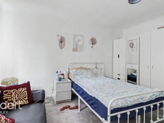 4 bedroom semi detached house for rent in Brybur Close, READING, RG2