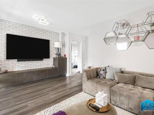 4 bedroom semi detached house for rent in Bunns Lane, Mill Hill, London, NW7