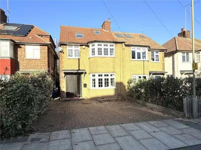 4 bedroom semi detached house for rent in Calton Road, New Bar.