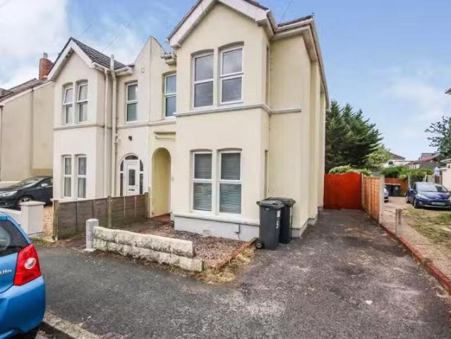 4 bedroom semi detached house for rent in Charminster, Bournem.