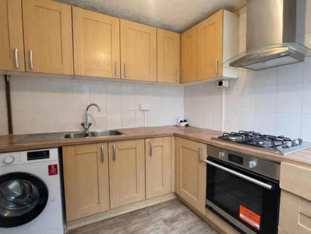 4 bedroom semi detached house for rent in Chertsey Close, Luton, LU2