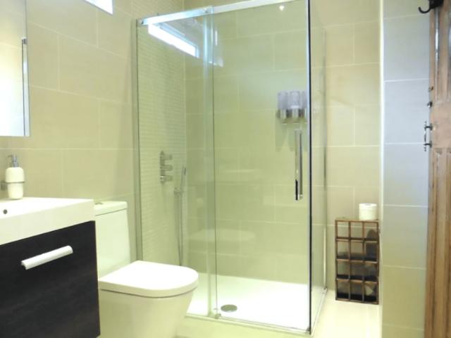 4 bedroom semi detached house for rent in Christchurch Avenue, London, N12