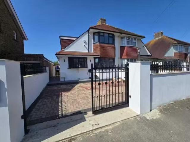 4 bedroom semi detached house for rent in Churchdale Road, Eas.