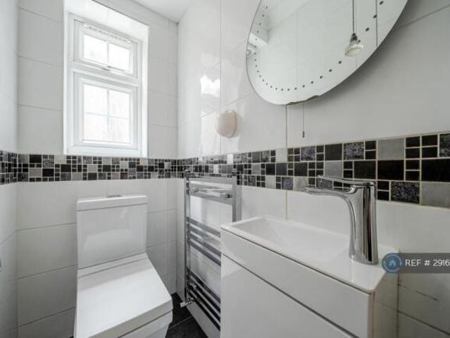 4 bedroom semi detached house for rent in Cippenham Lane, Slough, SL1