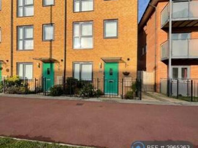 4 bedroom semi detached house for rent in Countess Way, Brooklands, Milton Keynes, MK10