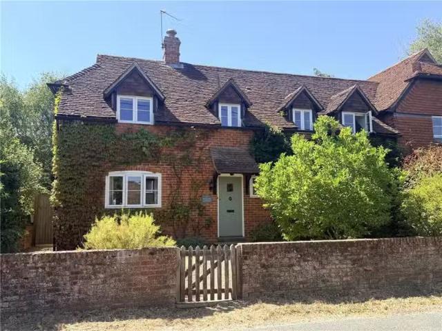 4 bedroom semi detached house for rent in Dippenhall Street, C.
