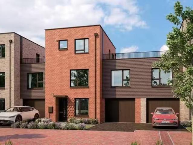 4 bedroom semi detached house for rent in Down House Drive, CB3