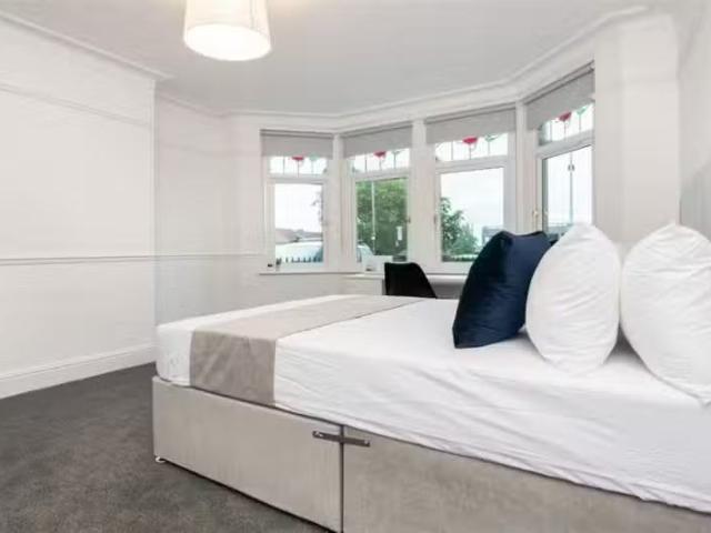 4 bedroom semi detached house for rent in Downend Road, Kingsw.