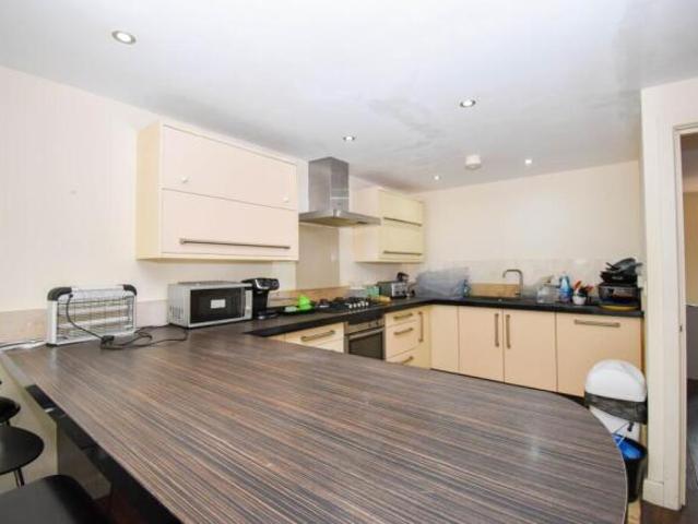 4 bedroom semi detached house for rent in Eastleigh Road, Leicester, LE3