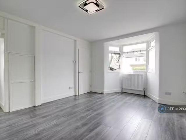 4 bedroom semi detached house for rent in Edington Road, Enfie.