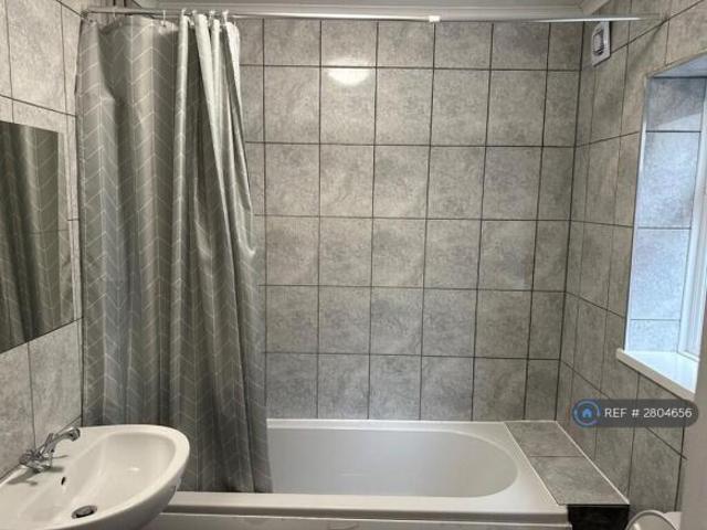 4 bedroom semi detached house for rent in Essex Avenue, Slough, SL2