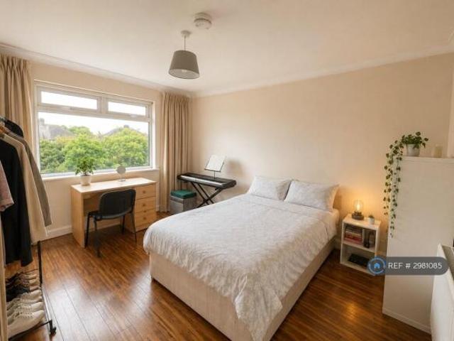 4 bedroom semi detached house for rent in Foots Cray Road, London, SE9