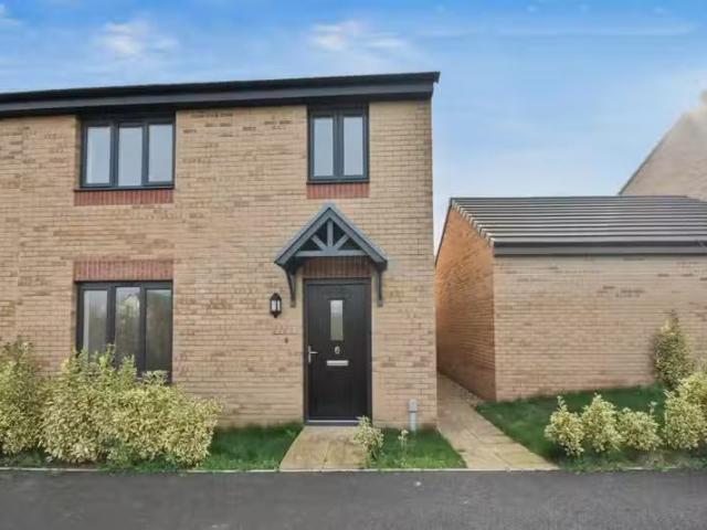 4 bedroom semi detached house for rent in Follis Walk, Exeter.