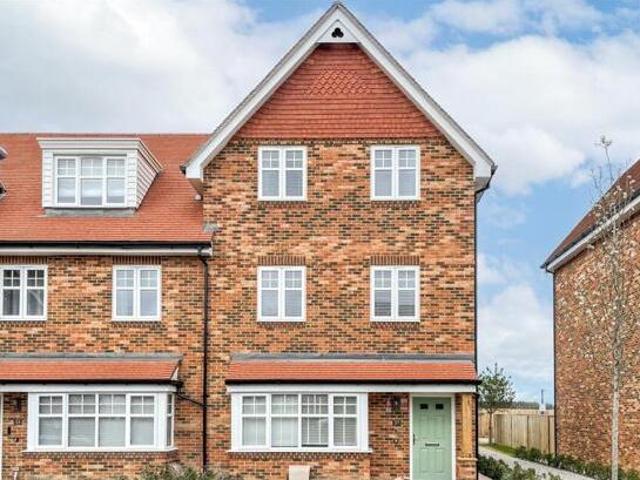 4 Bedroom Semi detached House For Rent In Fleet, Hampshire