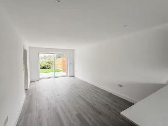 4 bedroom semi detached house for rent in Golden Cross, Hailsh.