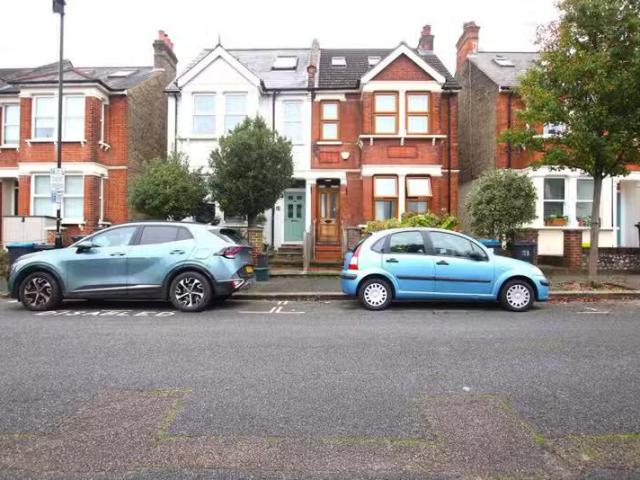 4 bedroom semi detached house for rent in Glossop Road, South.
