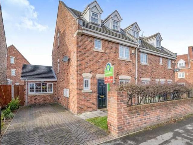 4 bedroom semi detached house for rent in Greenfield Lane, Doncaster, South Yorkshire, DN4