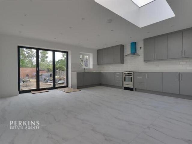 4 bedroom semi detached house for rent in Greenford, UB6