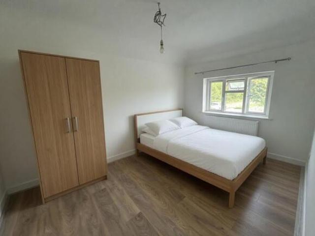 4 bedroom semi detached house for rent in Guildford, GU2