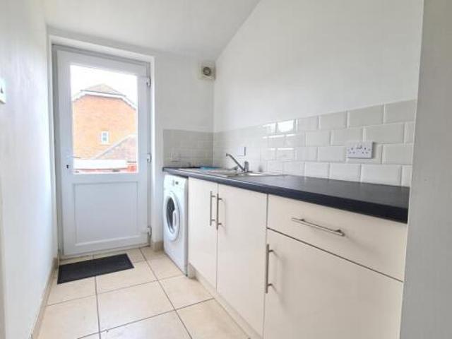 4 bedroom semi detached house for rent in Guildford, Surrey, GU2
